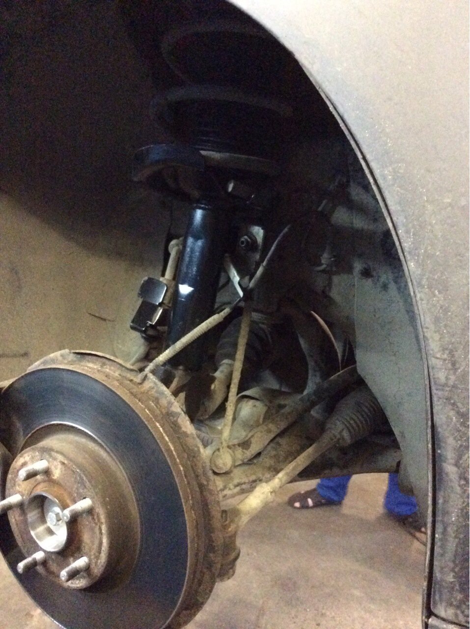 Замена передних амортизаторов — Volvo S40 (2G), 2,4 л, 2006 года ...