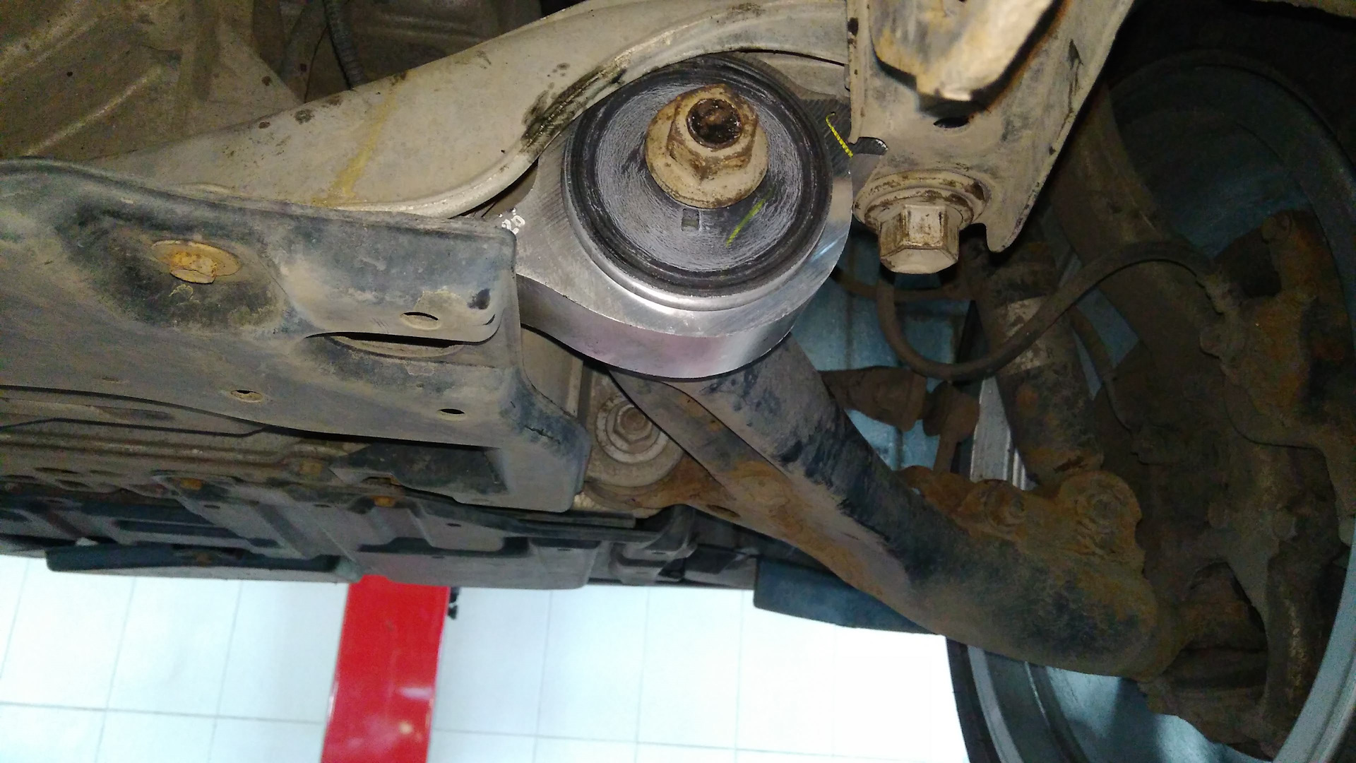 #39. Замена задних сайлентблоков переднего рычага — Lexus IS II, 2,5 л ...