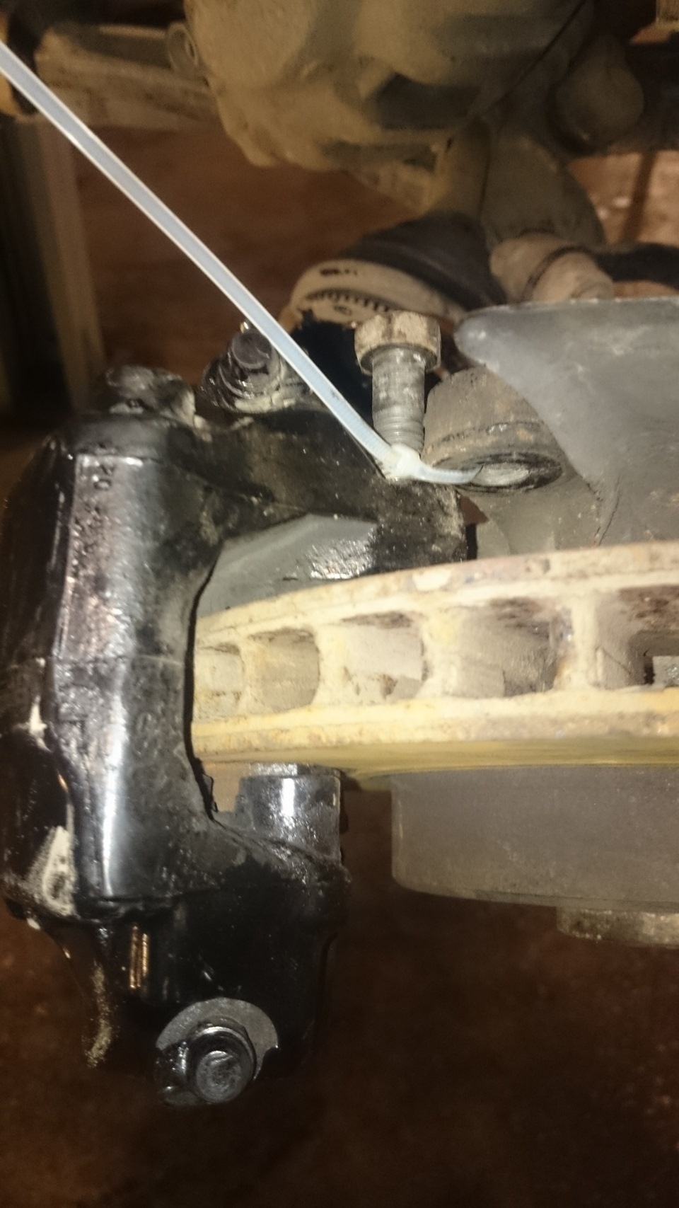 Монтируем выпуск, 4х поршневые суппорта и стойки koni — BMW 5 series ...