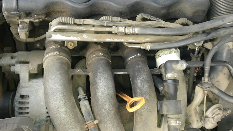 Замена патрубков на впускном коллектаре — Audi A4 (B5), 1,8 л, 1996 ...