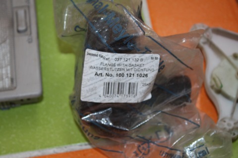 037121132B Фланец водяной / AUDI, SEAT, VW 1.6-2.0 88~ VAG | Запчасти ...