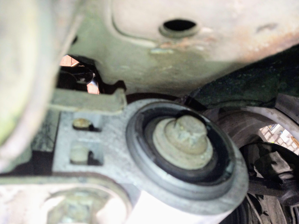 Задний сайлентблок переднего рычага. — Opel Astra J, 1,6 л, 2010 года ...