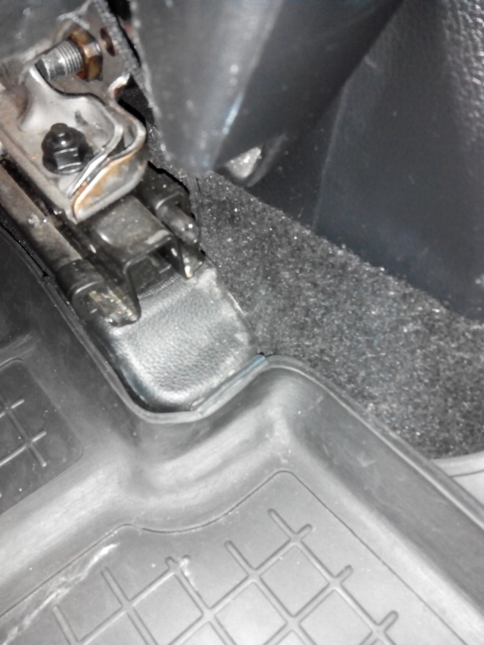 Упоры для задних ковриков — KIA Sportage (3G), 2 л, 2013 года ...