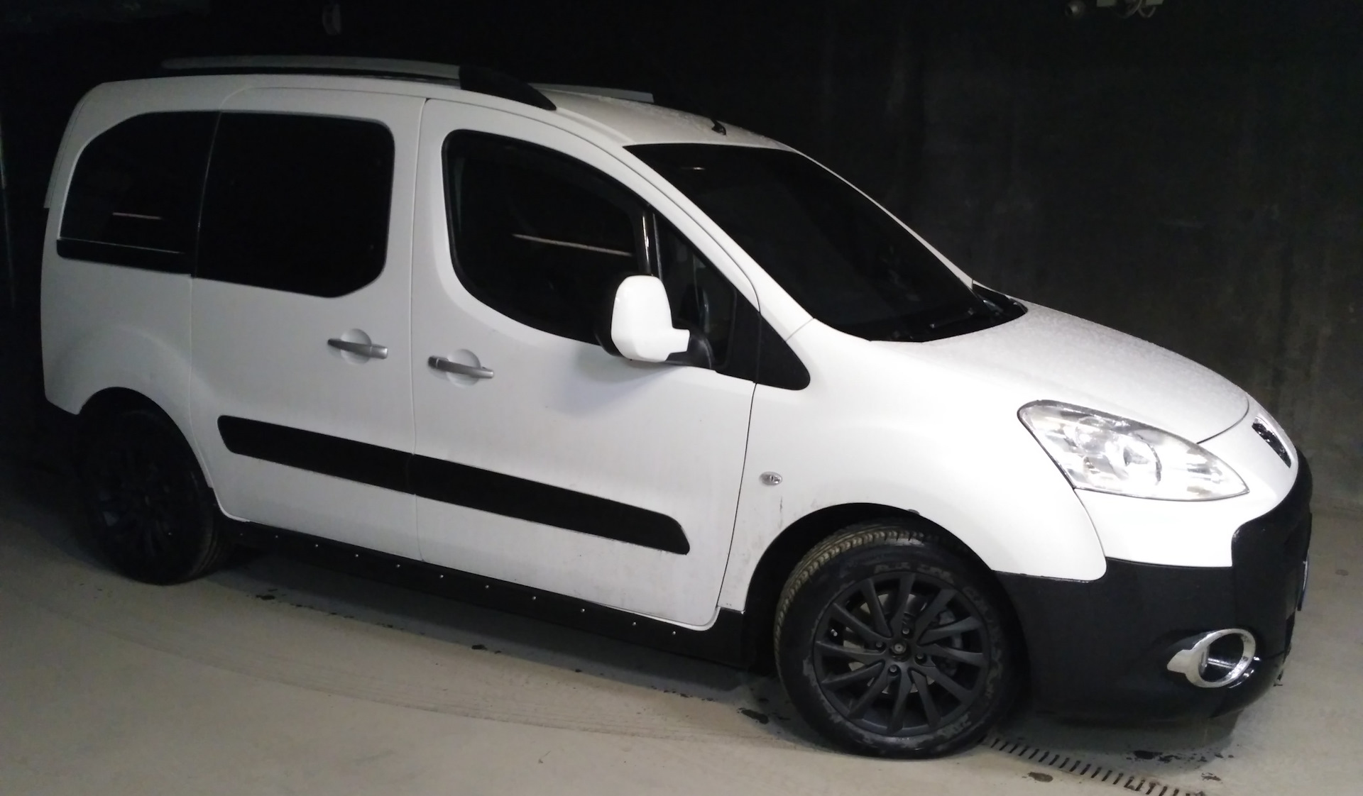 "Нуар". По-русски — чорный-чорный мат. — Peugeot Partner Tepee, 1,6 л ...