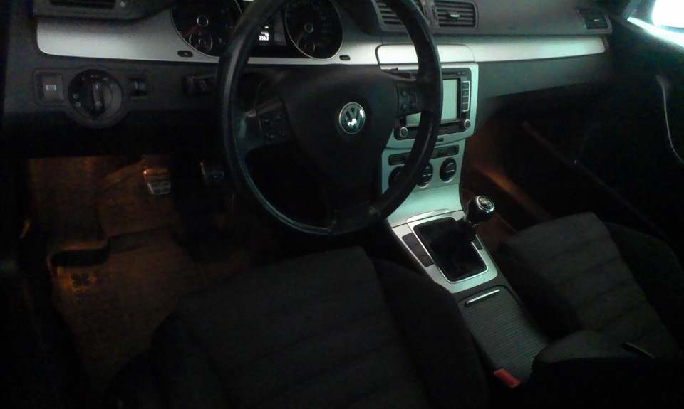 Подсветка пространства ног — Volkswagen Passat B6, 1,8 л, 2008 года ...