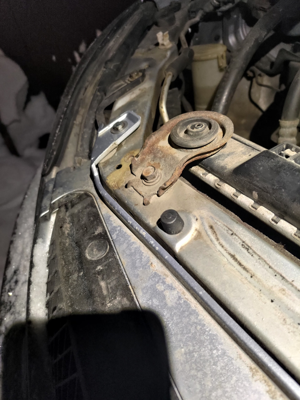 Капотные демпферы — Mitsubishi Lancer IX, 1,6 л, 2006 года | своими ...