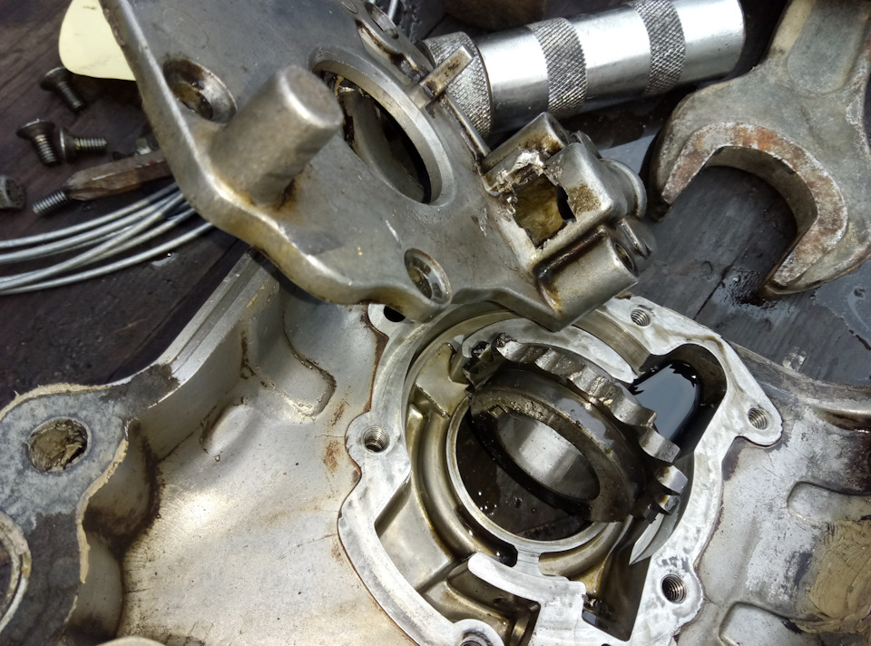 Беда приходит не одна, в маслоприемном канале, обнаружена дыра. — Nissan Primera (P10), 1,6 л ...