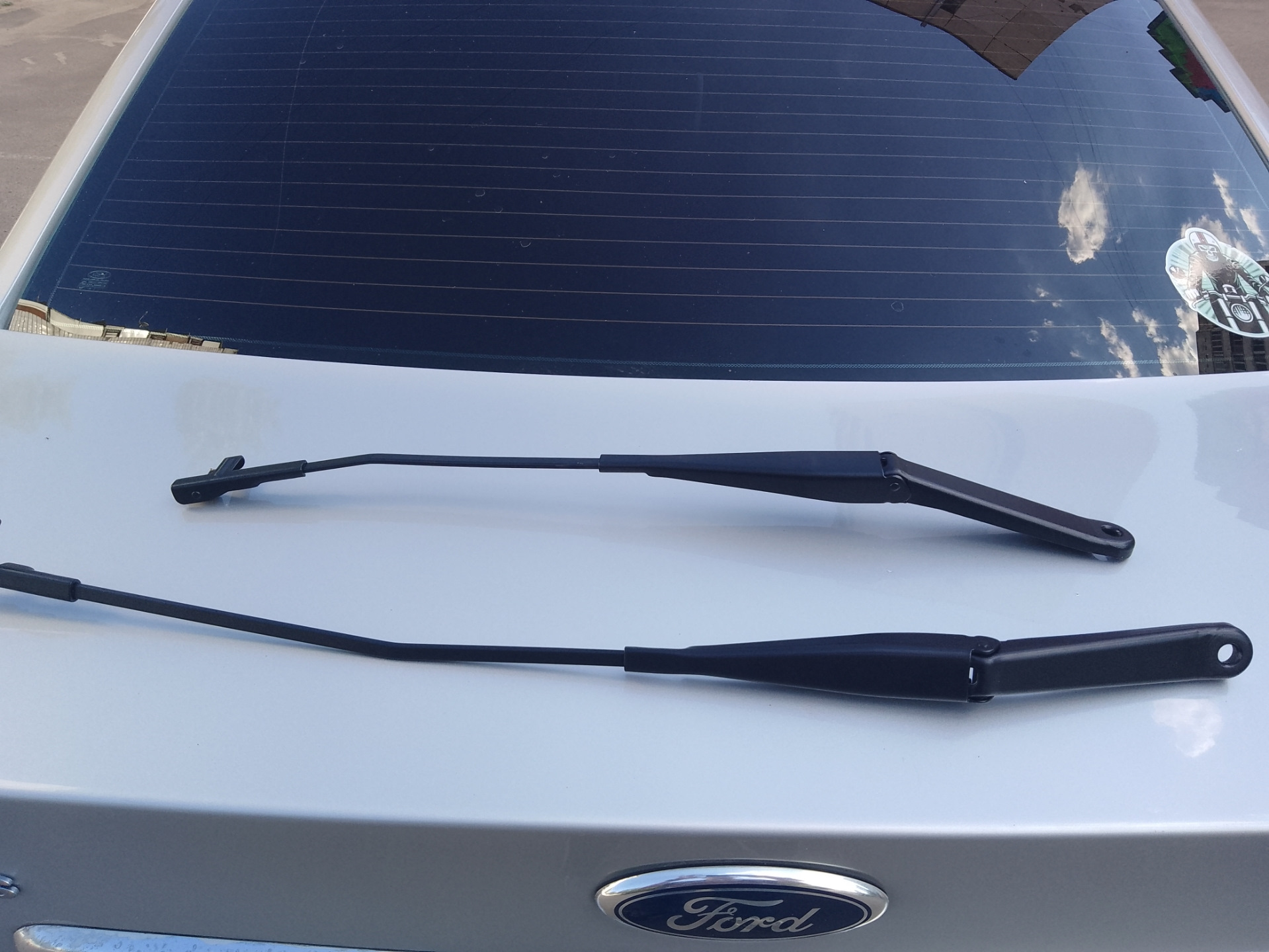 Поводки дворников порошковой краской — Ford Focus Sedan II, 1,6 л, 2011 ...
