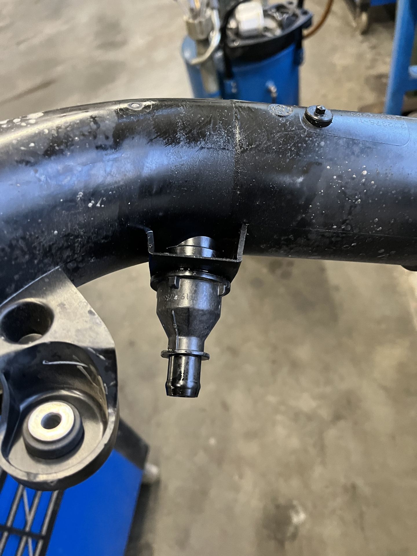 Замена патрубка забора чистого воздуха — Volvo V60 (2G), 2 л, 2018 года ...