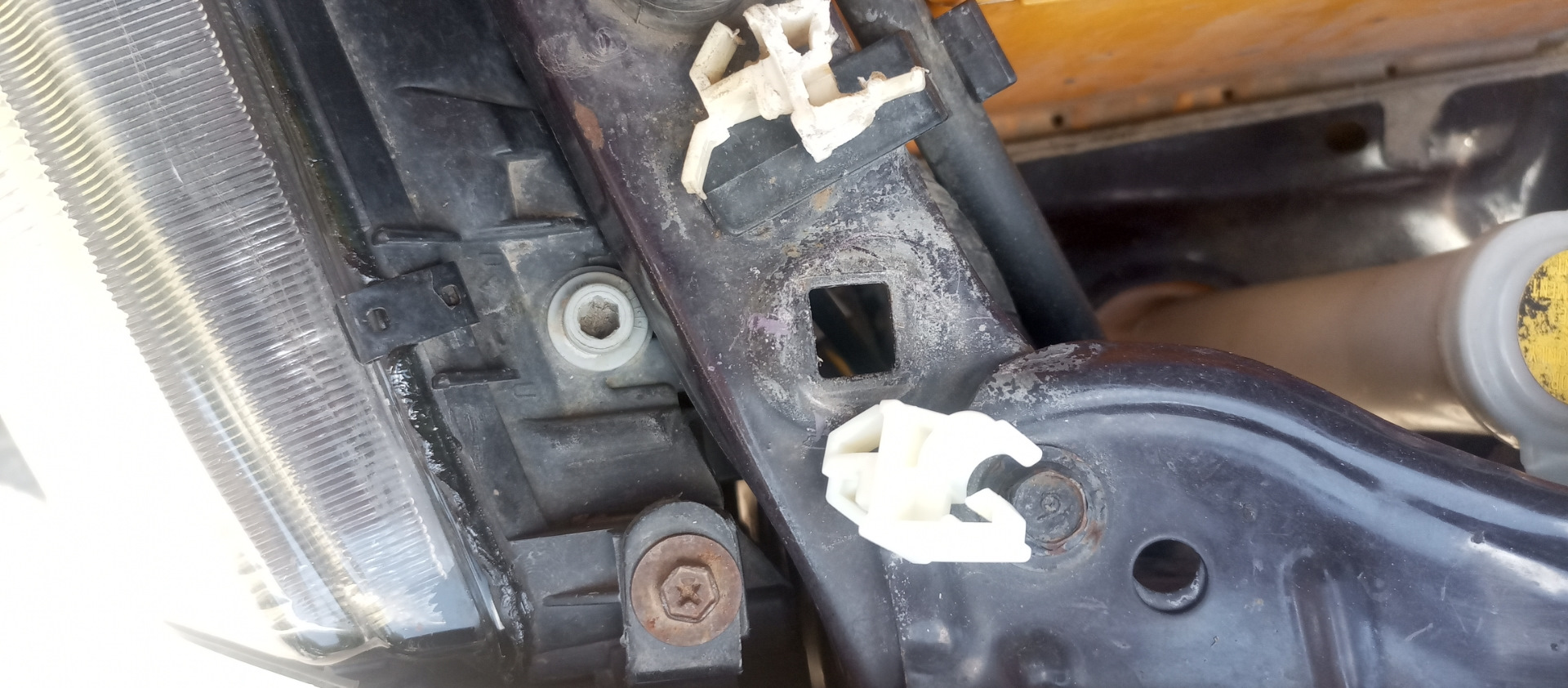 Клипса держателя палки капота — Mazda 626 V (GF), 2 л, 1998 года ...