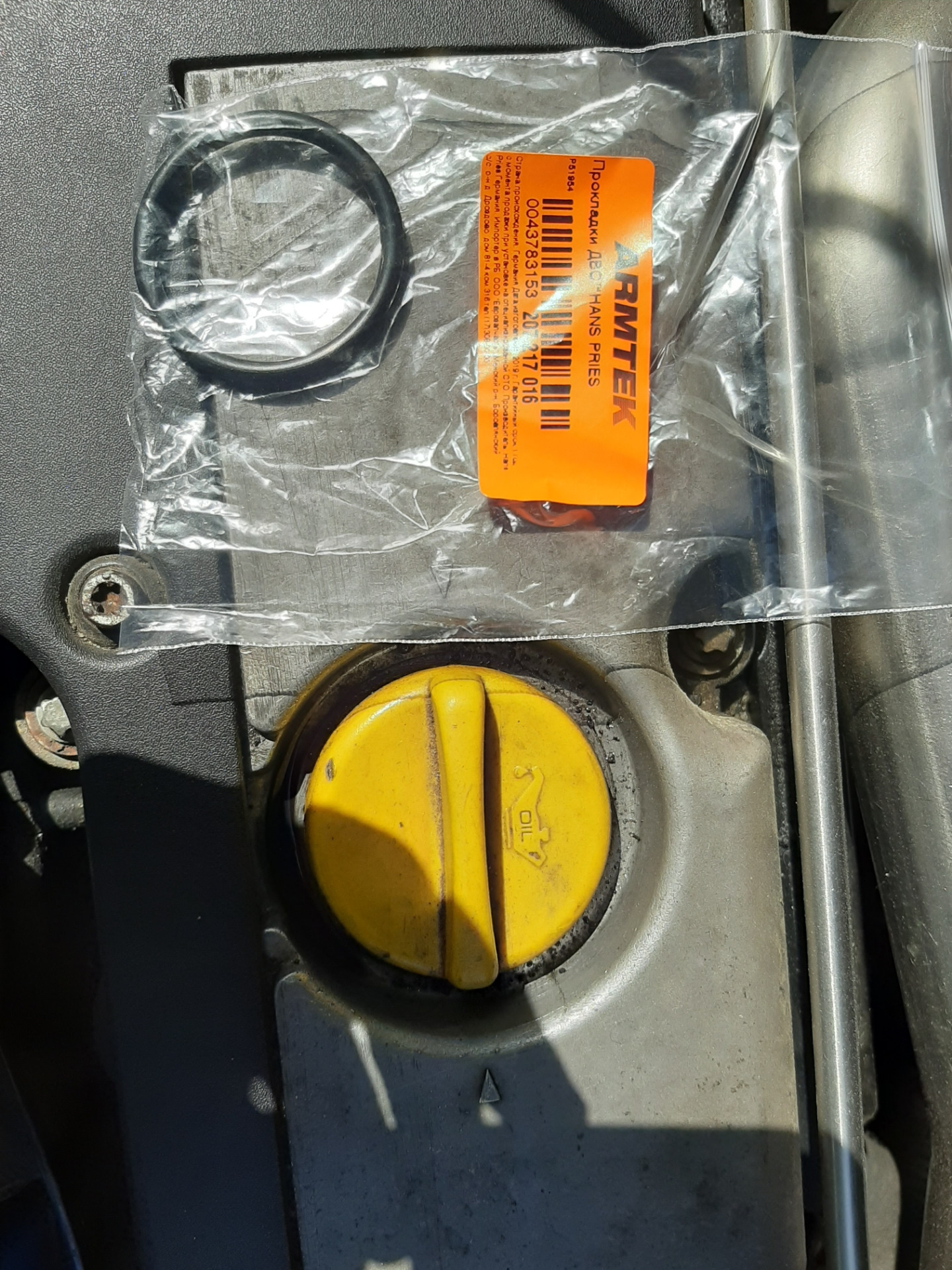 23. Замена прокладки крышки маслозаливной горловины — Opel Zafira A, 2 ...