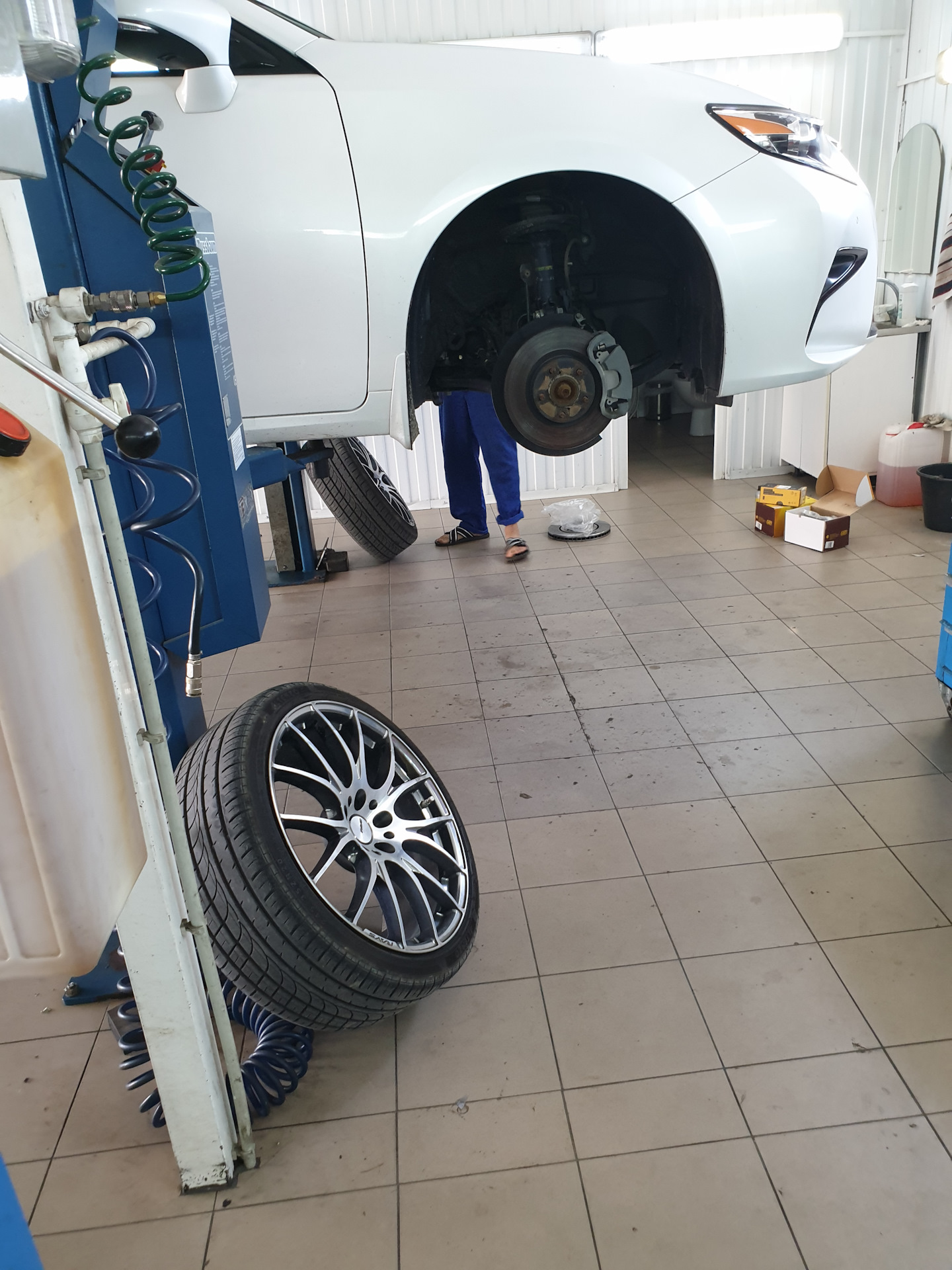 Двухпоршневые тормоза от Lexus RX 350 — Lexus ES (XV60), 2,5 л, 2017 ...