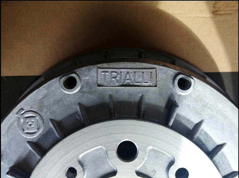 Обслуживание задней тормозной системы, новые тормозные колодки и барабаны компании TRIALLI ...