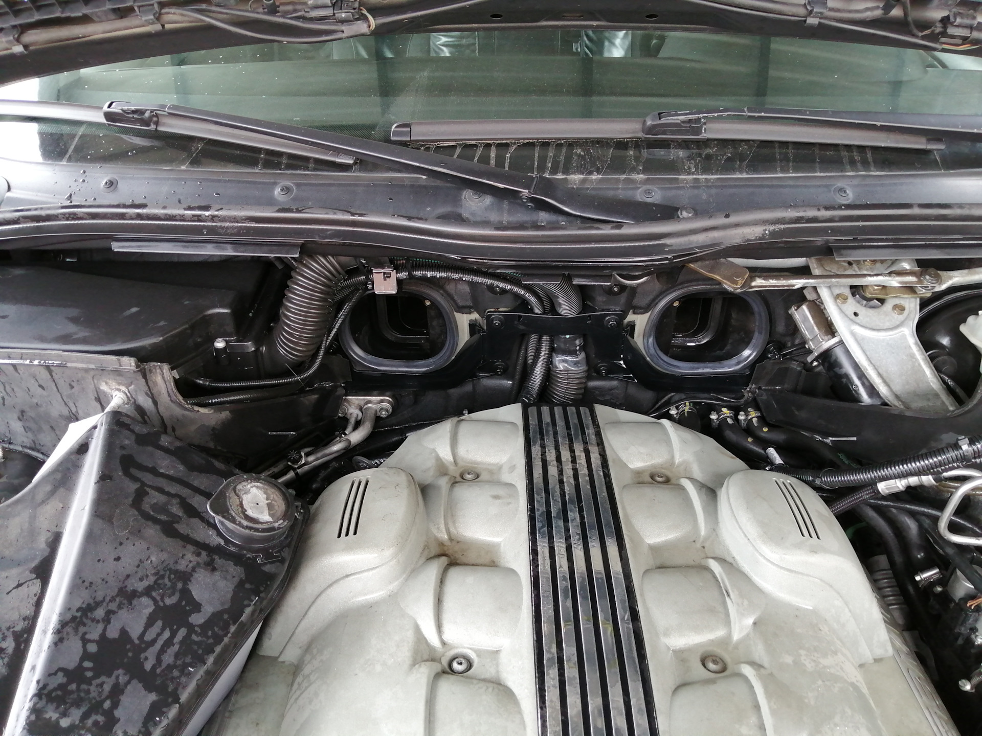 Замена салонного фильтра — BMW X5 (E53), 4,4 л, 2004 года | своими ...