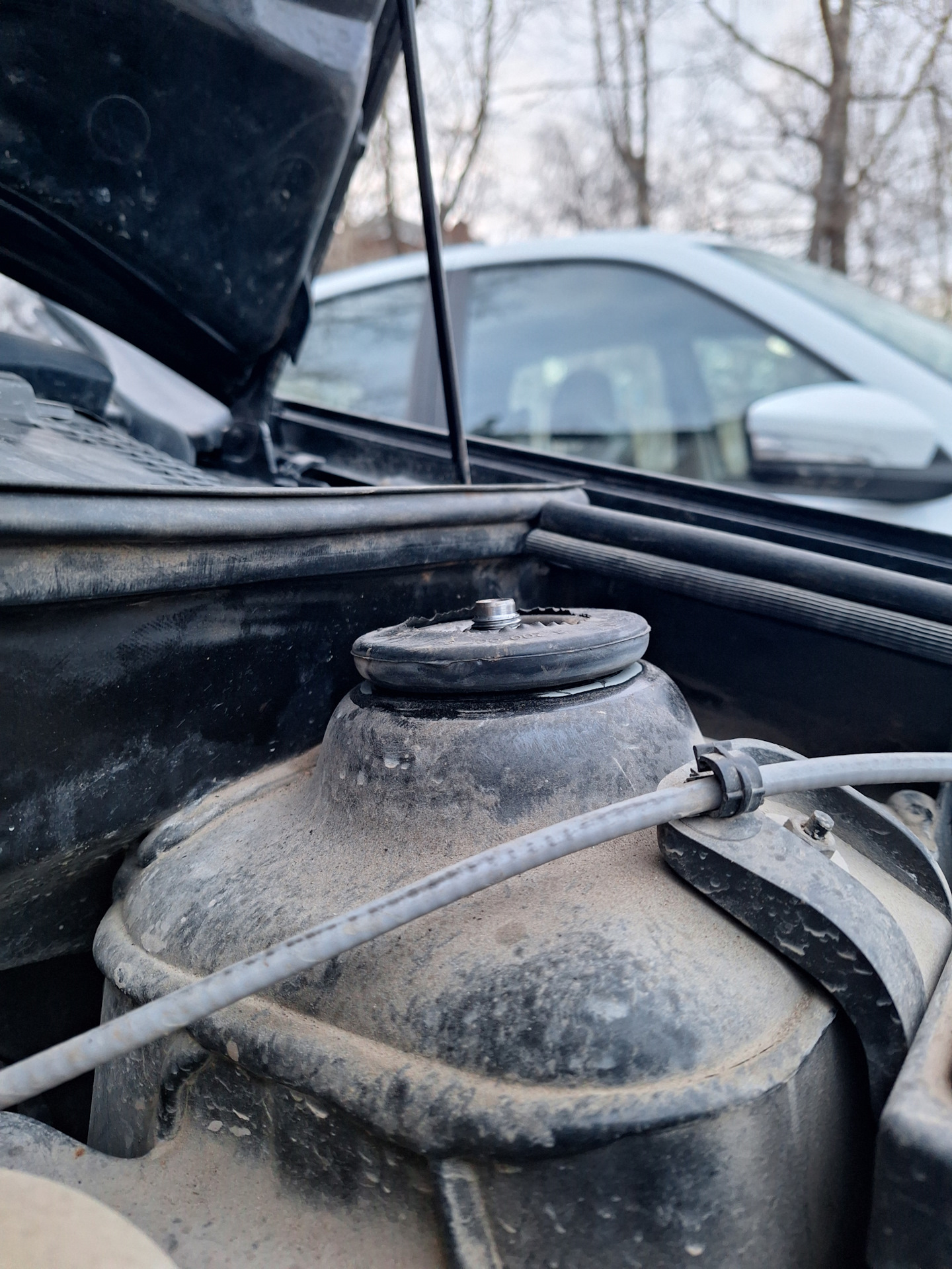 Замена передних стоек — Renault Logan (1G), 1,6 л, 2010 года | плановое ...