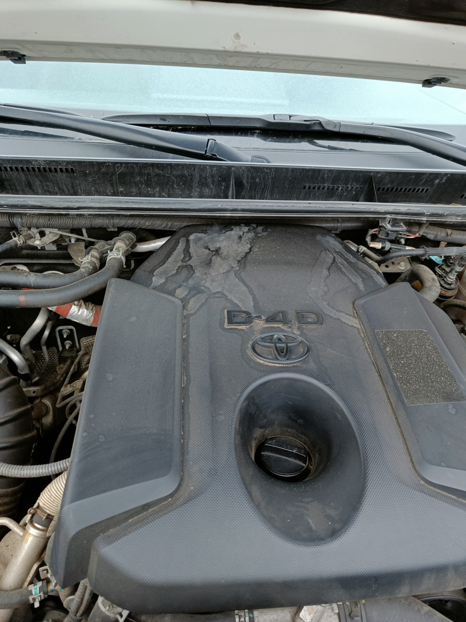 Проникает вода на декоративную крышку двигателя — Toyota Land Cruiser ...