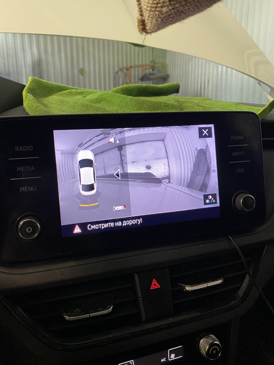 Нужна помощь! Черно белая камера заднего вида — Skoda Rapid (2G), 1,6 л ...