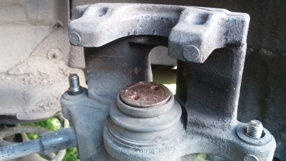 Замена задних колодок — Ford Focus Sedan III, 1,6 л, 2011 года ...