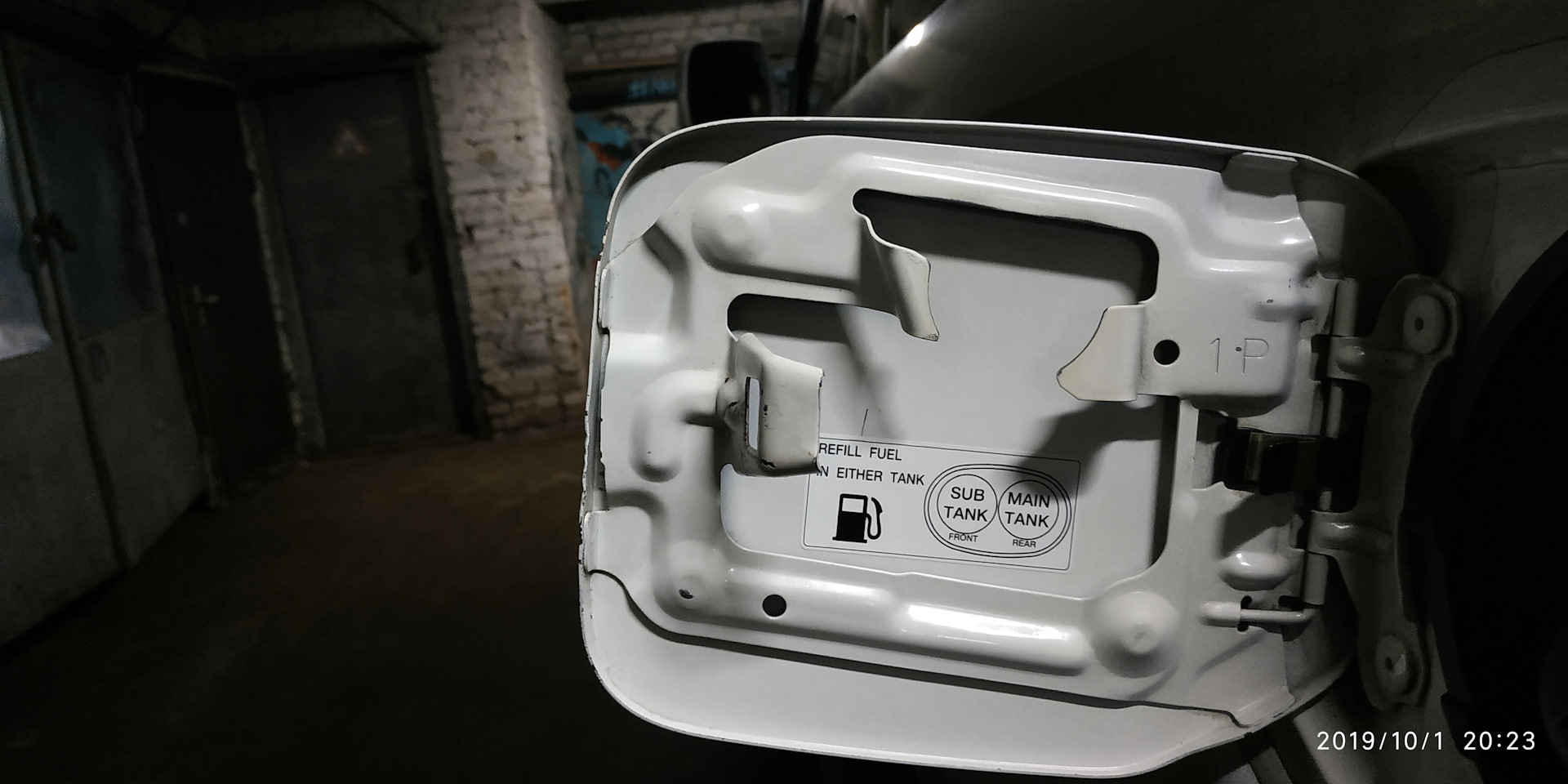 201. Обозначение (наклейка) на лючке бензобака, что машина имеет два ...