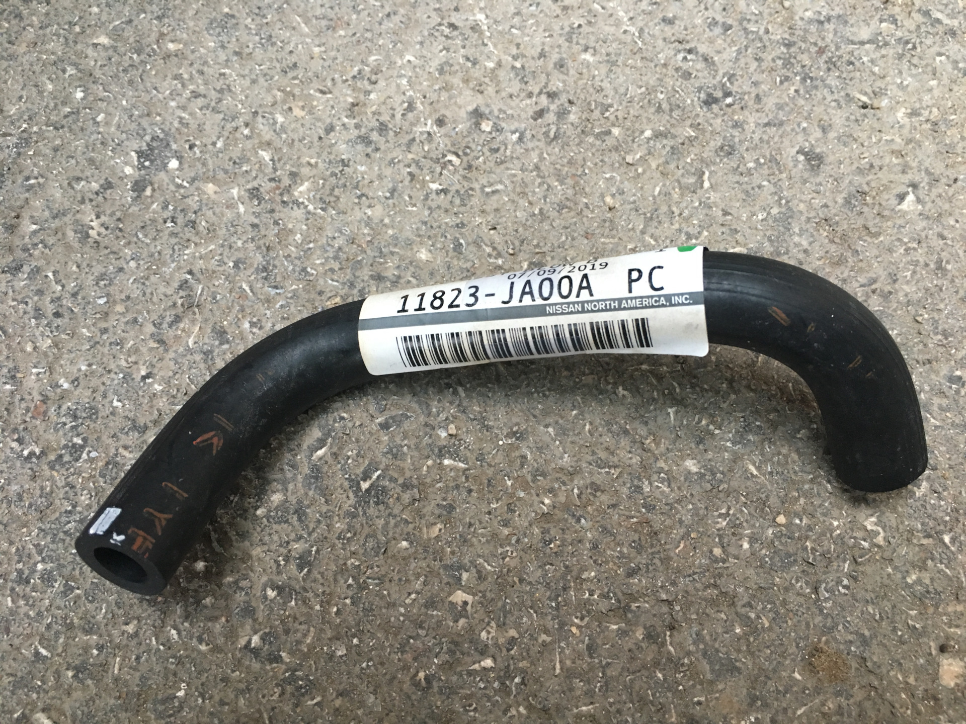 Замена шланга отвода картерных газов. — Nissan Teana (J32), 2,5 л, 2010 ...