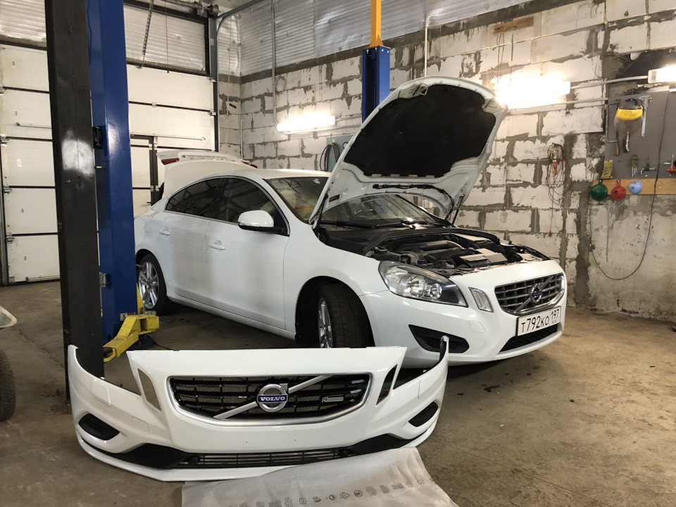 Передний бампер R-Design — Volvo S60 (2G), 2 л, 2012 года | стайлинг ...