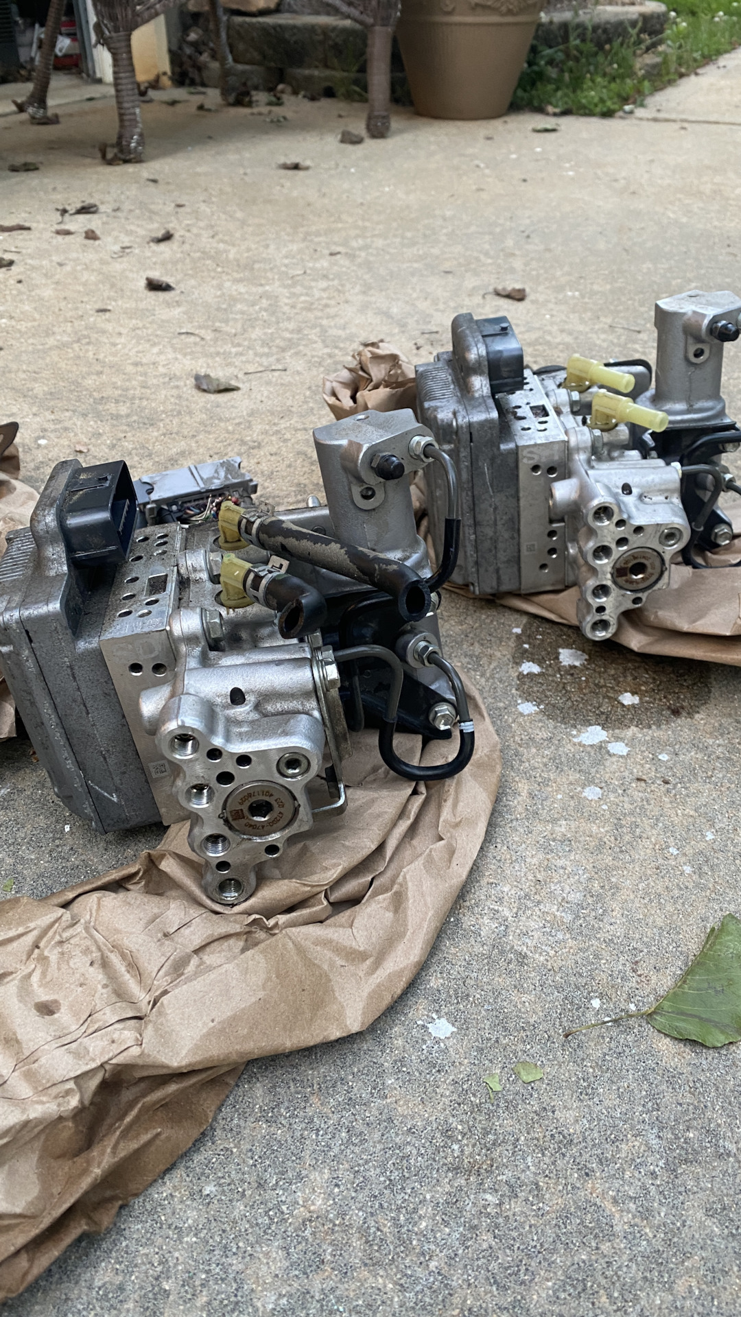 Замена блока ABS, вакуумного насоса и много боли — Toyota Prius V, 1,8 ...