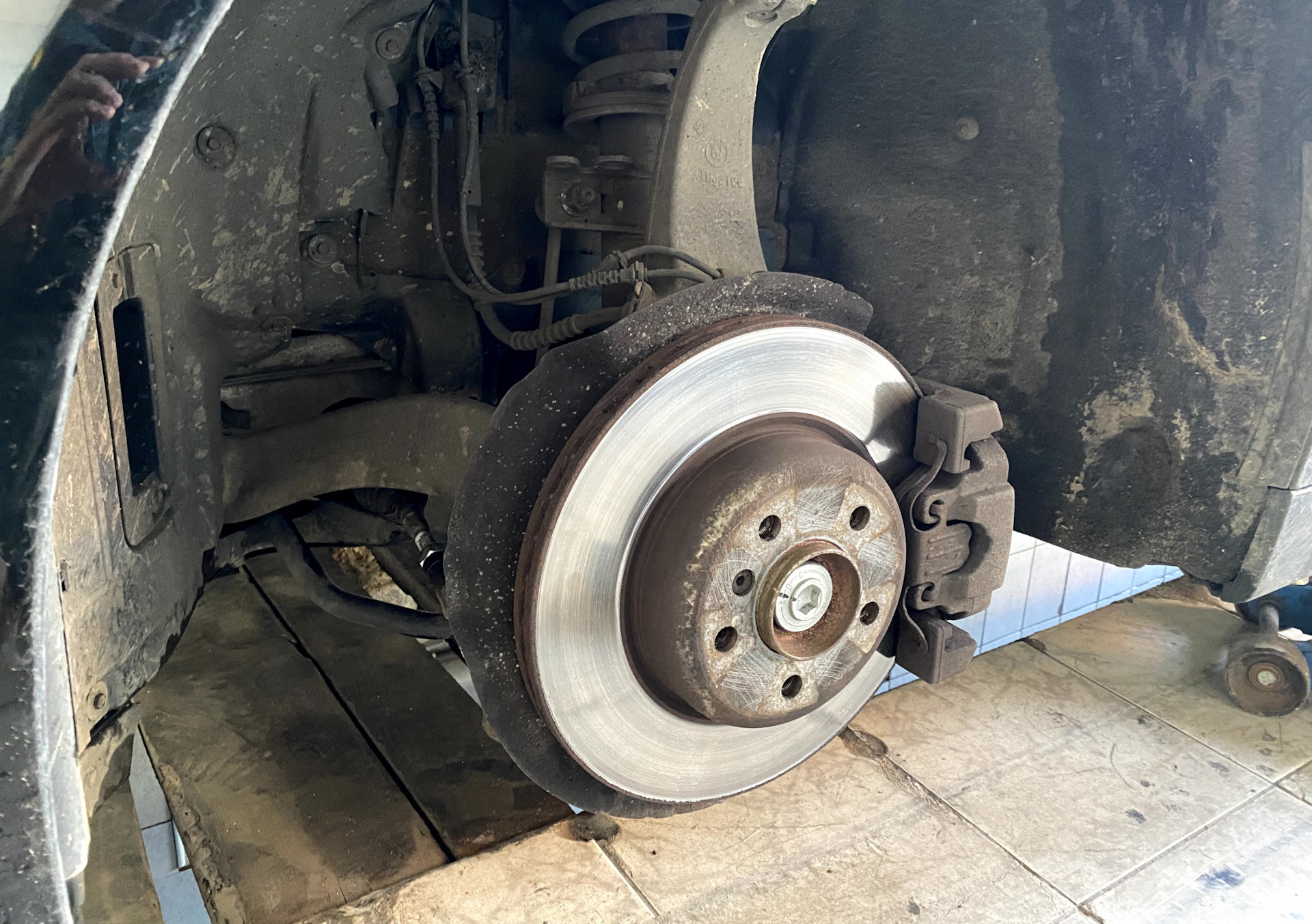 Отгнил кожух тормозного диска — BMW 5 series (F10), 2 л, 2013 года ...