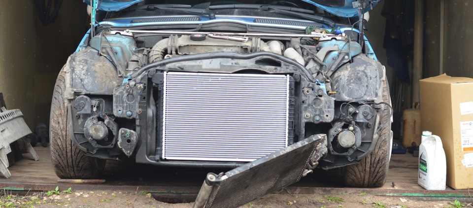 Новый радиатор ДВС на месте — MINI Cooper S Mk I, 1,6 л, 2004 года ...