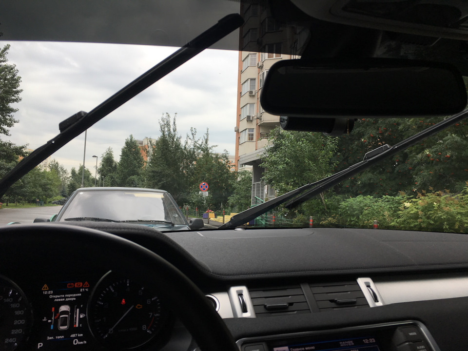 Замена щёток стеклоочистителя — Land Rover Range Rover Evoque (1G), 2 л ...