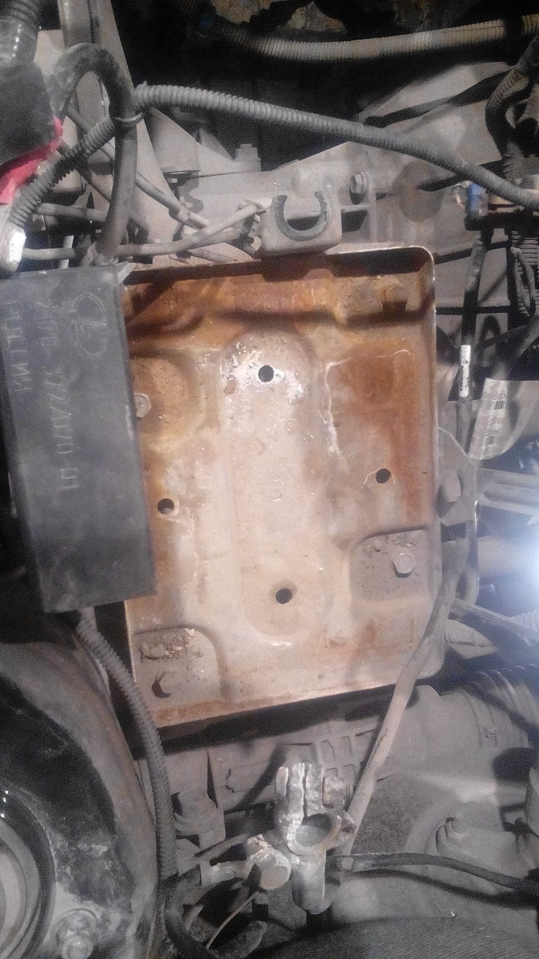 Прикупил резиновый коврик под аккумулятор. — Lada Калина 2 универсал, 1 ...
