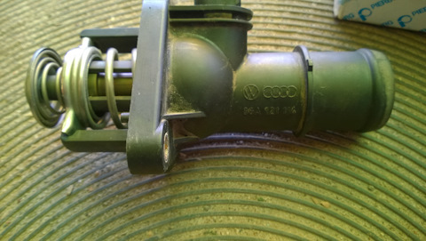 06A121114 Фланец термостата в сборе / AUDI A-3, SKODA Octavia, VW Golf ...