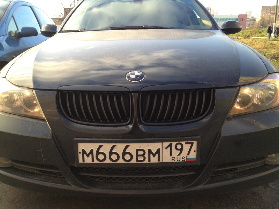 Черные значки на капот и багажник + черная решетка радиатора — BMW 3 ...