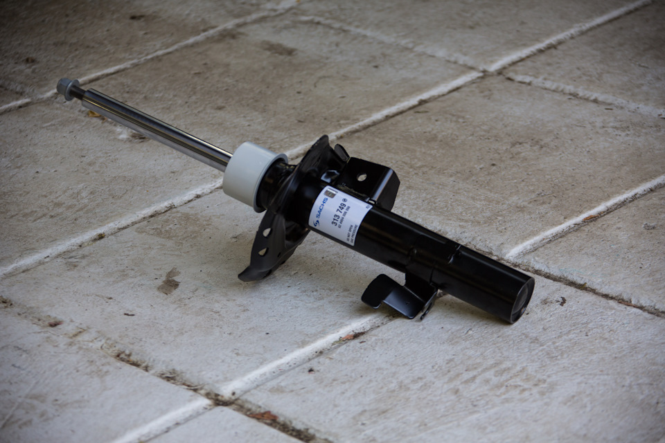 Амортизаторы и задние тормозные колодки — Volvo XC70 III, 2,4 л, 2014 ...