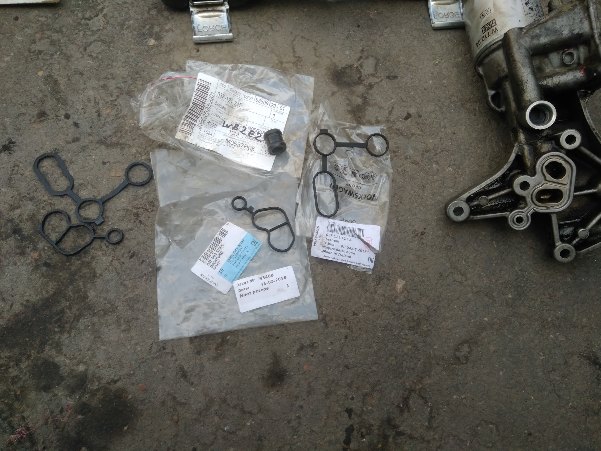 Замена прокладки кранштейна масляного фильтра — Skoda Yeti, 1,2 л, 2013 ...