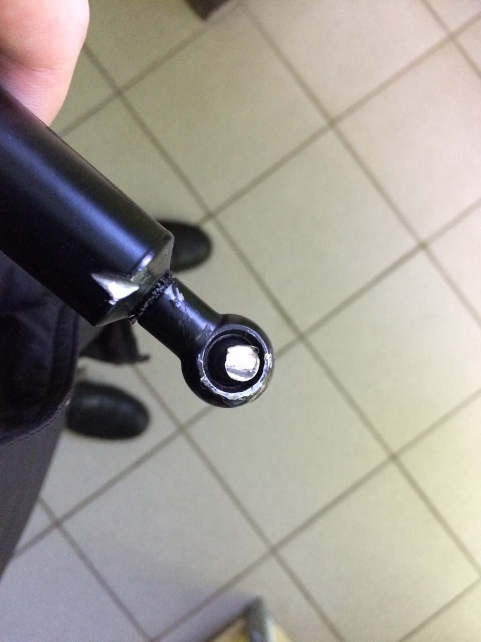 Замена газовых упоров багажника и капота — Toyota Crown (S140), 2,5 л ...