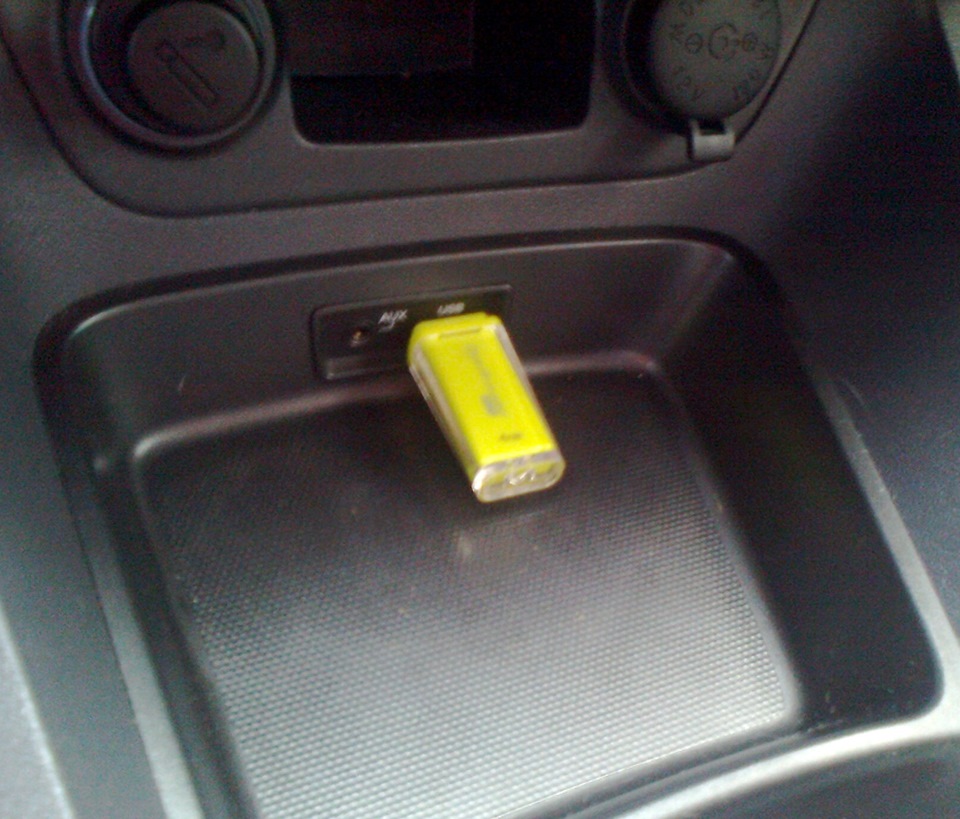 Флешка USB. — KIA Rio (2G), 1,4 л, 2011 года | аксессуары | DRIVE2