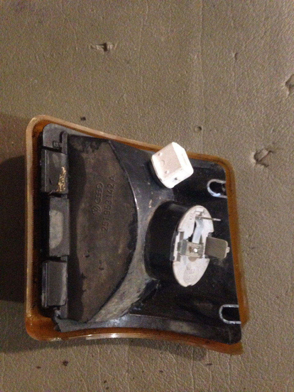 251953142 Рассеиватель, фонарь указателя поворота VAG | Запчасти на DRIVE2