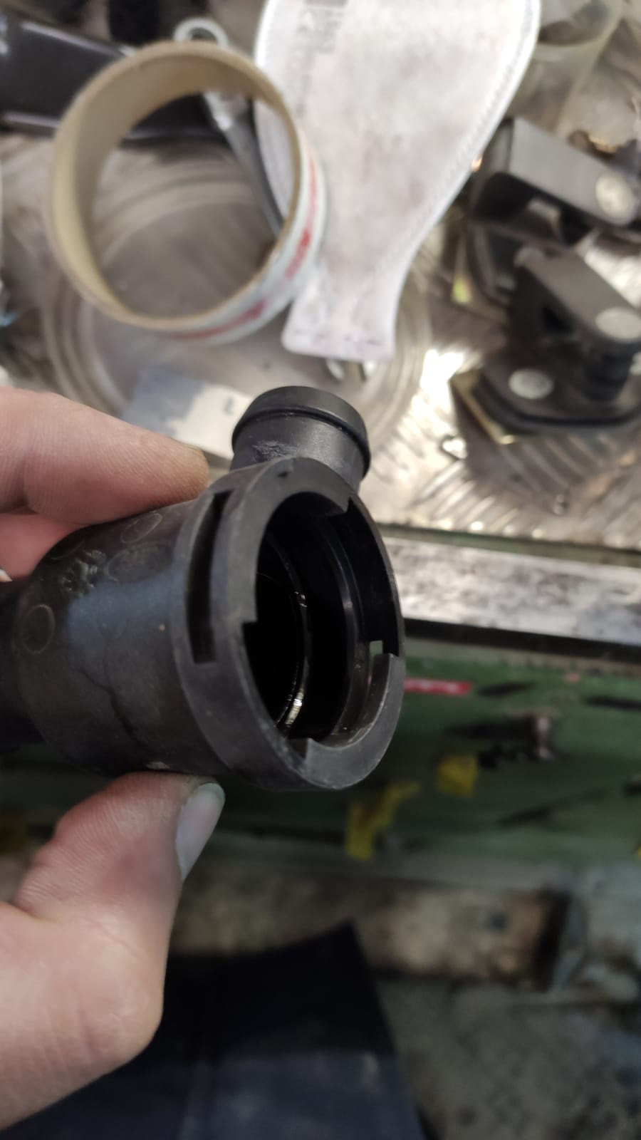 Течь тройника системы охлаждения. — Land Rover Discovery III, 2,7 л ...