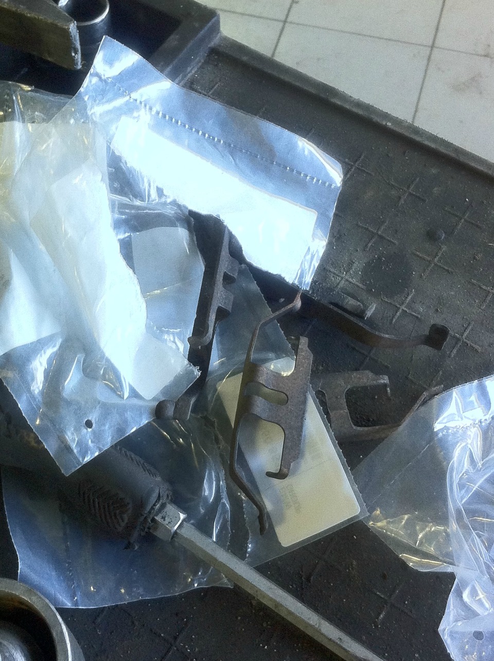 Замена фиксирующих пружин, сайлентблоков заднего кулака (устранение ...