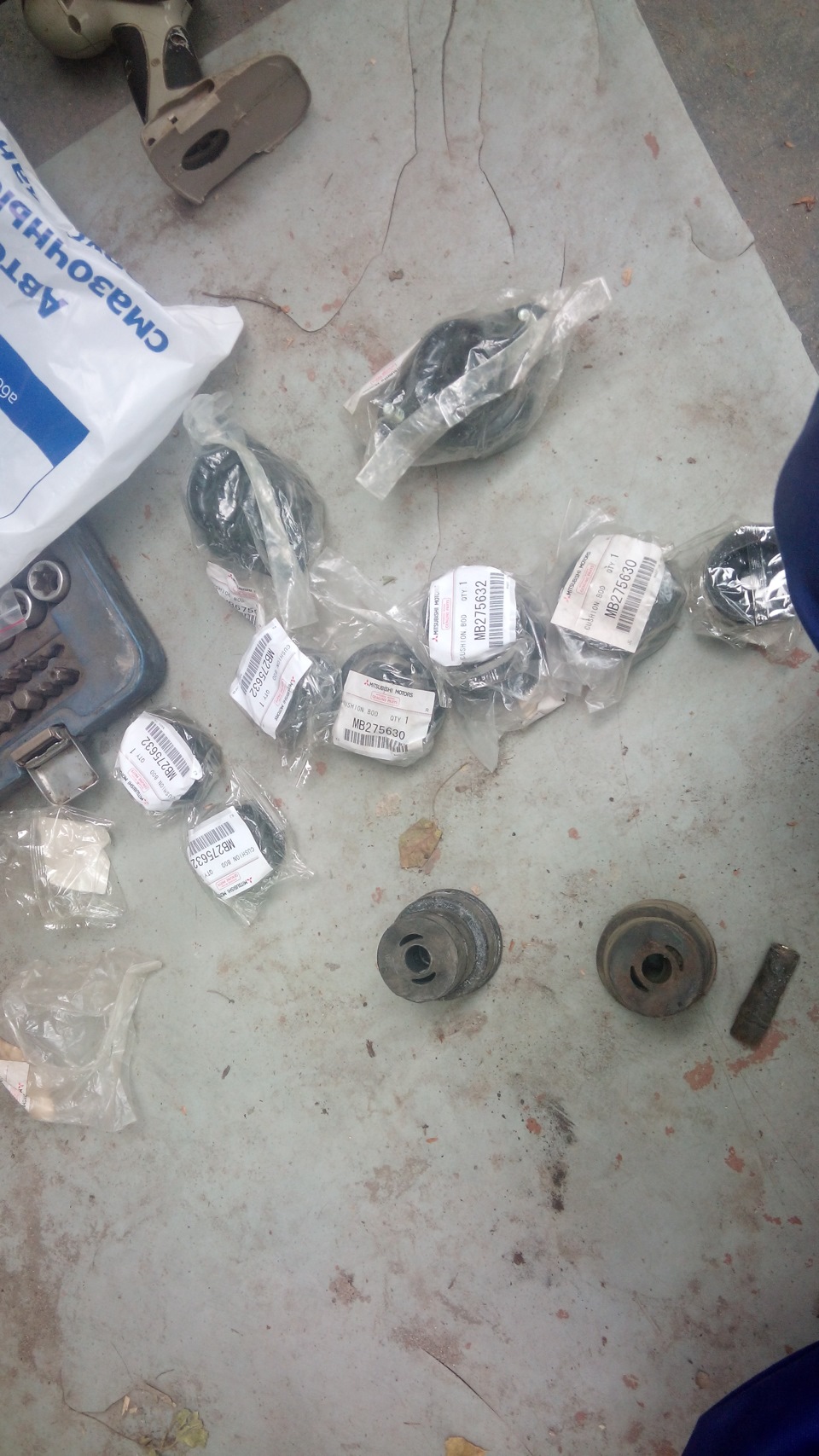 Замена подушек кузова и антены — Mitsubishi Pajero (2G), 2,8 л, 1996 ...