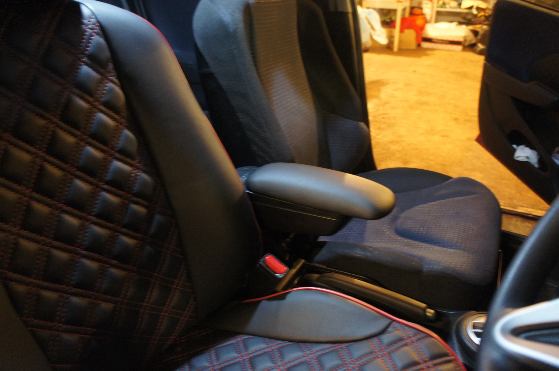 Подлокотник. — Honda Fit (2G), 1,3 л, 2009 года | аксессуары | DRIVE2