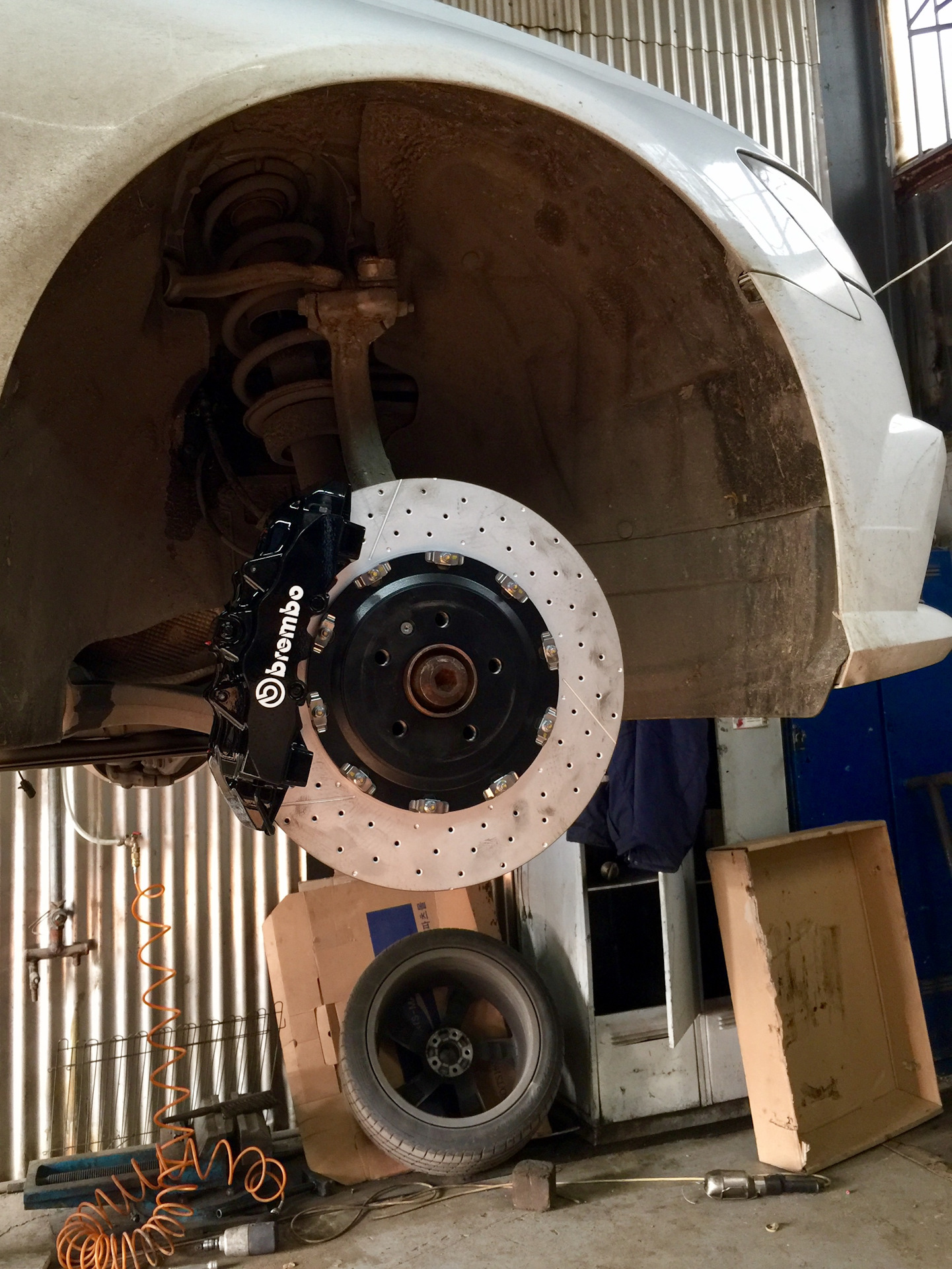 Тормозная система Brembo на Ауди А6. Монтаж. Brembo 8 поршневые ...