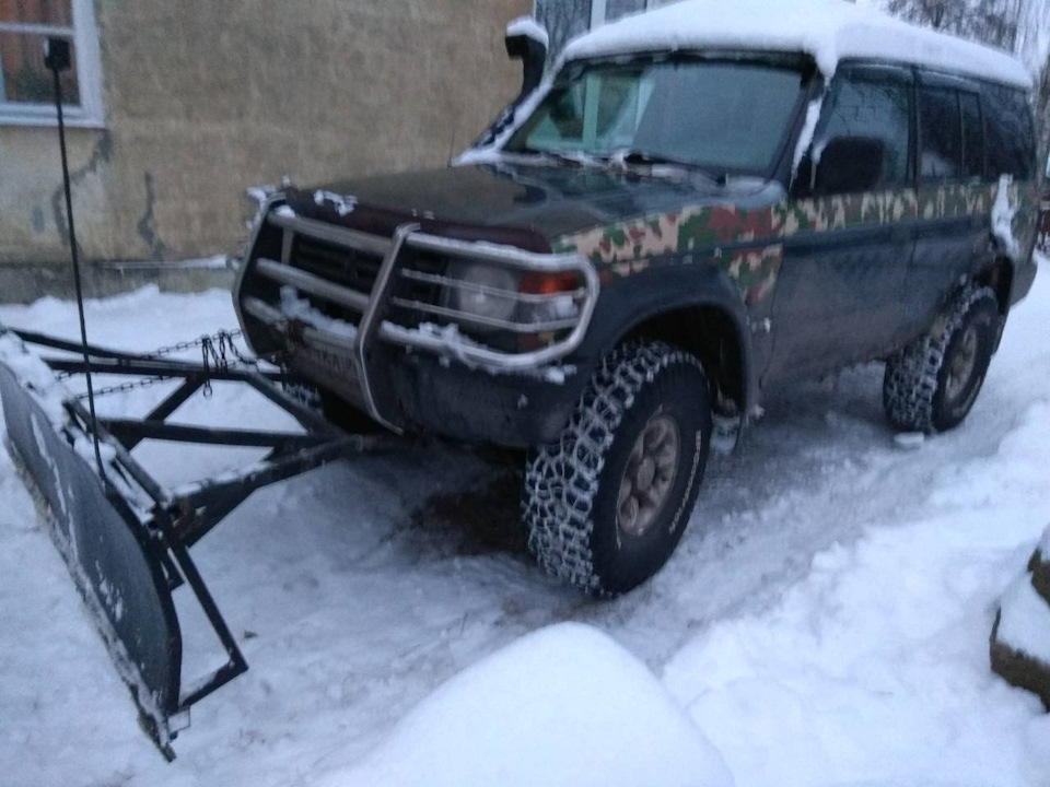 Чистка снега на Паджеро 2 с отвалом — Mitsubishi Pajero (2G), 3,5 л ...