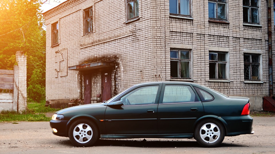 Opel Vectra B 1.8 бензиновый 2000 | "British Racing Green" на DRIVE2