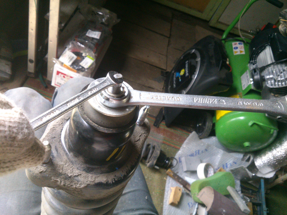 Замена задних амортизаторов. — Mitsubishi Lancer X, 2,4 л, 2008 года ...