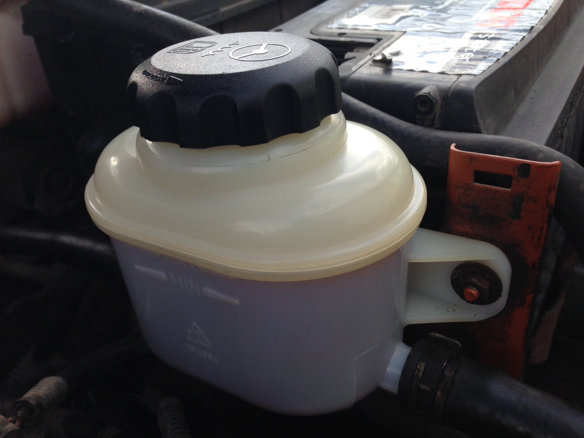 Замена бачка ГУР — Chevrolet Lacetti Sedan, 1,6 л, 2006 года | своими ...