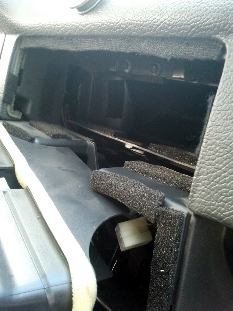 Проклейка передней консоли 2 din — Lada Приора седан, 1,6 л, 2012 года ...