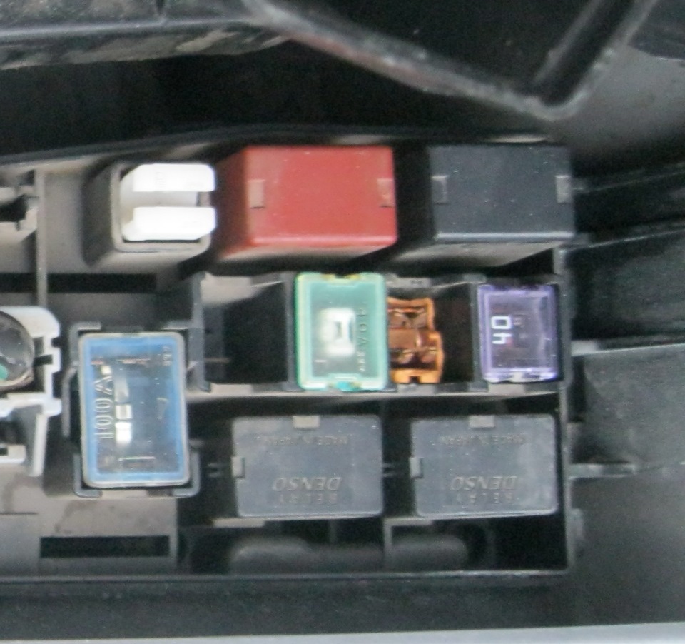 Сюрприз 2 -Предохранитель Кубиком — Toyota Corolla (120), 1,6 л, 2002 ...