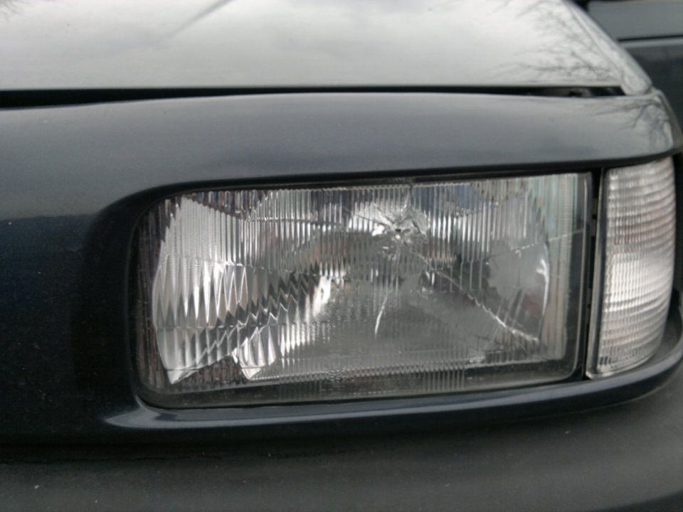Заменя стекла на фаре — Volkswagen Passat B3, 1,8 л, 1992 года | своими ...