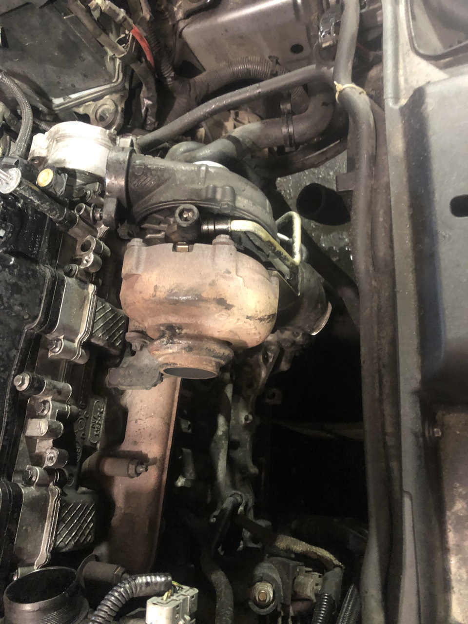 Замена трубки подачи масла на турбину — Volvo V50, 1,6 л, 2009 года ...